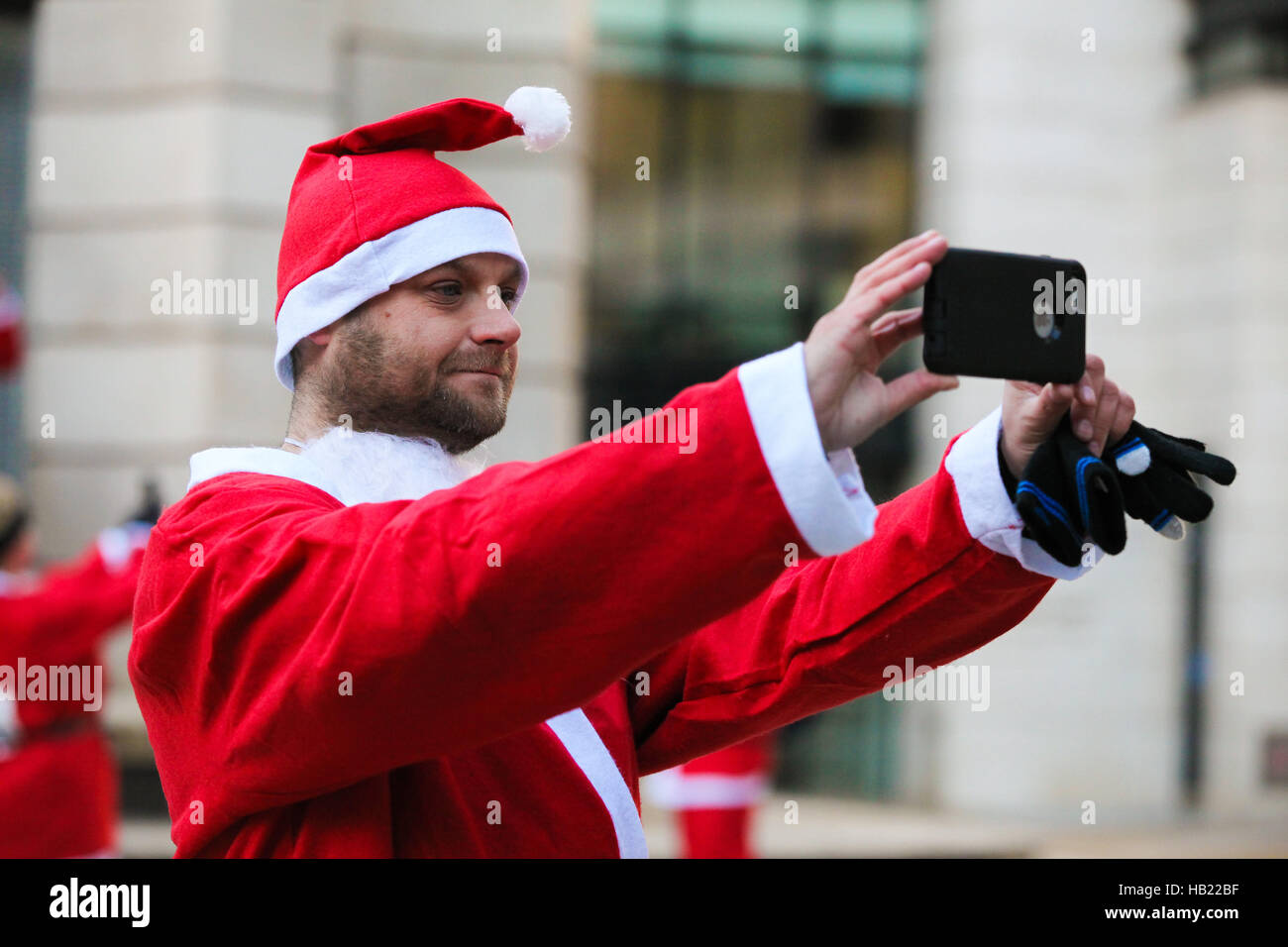 St Paul’s Cathedral. London, UK 4 Dec 2016 Hundreds of Santa with red ...