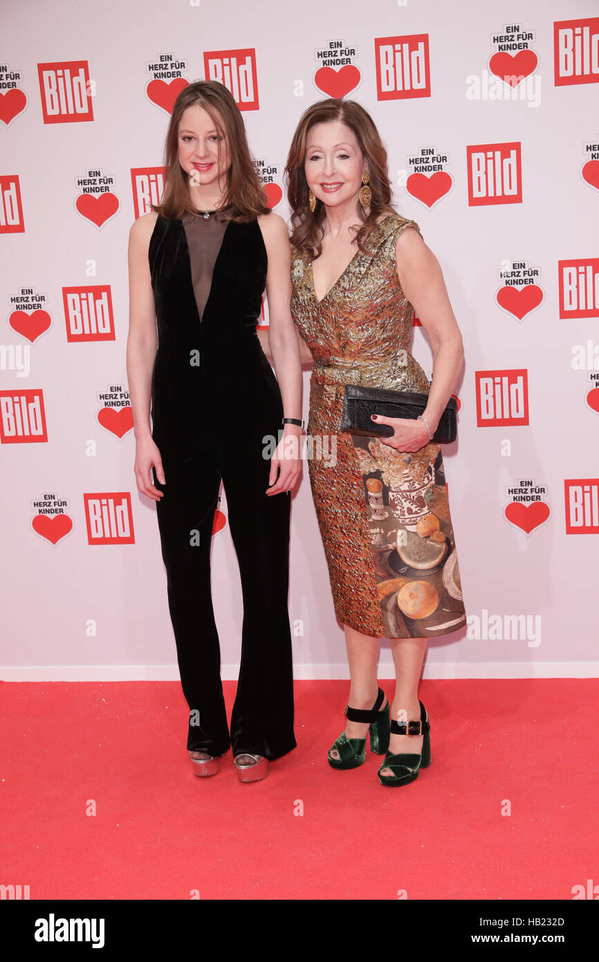 Berlin, Germany. 3rd Dec, 2016. Singer Vicky Leandros (l) and daughter ...