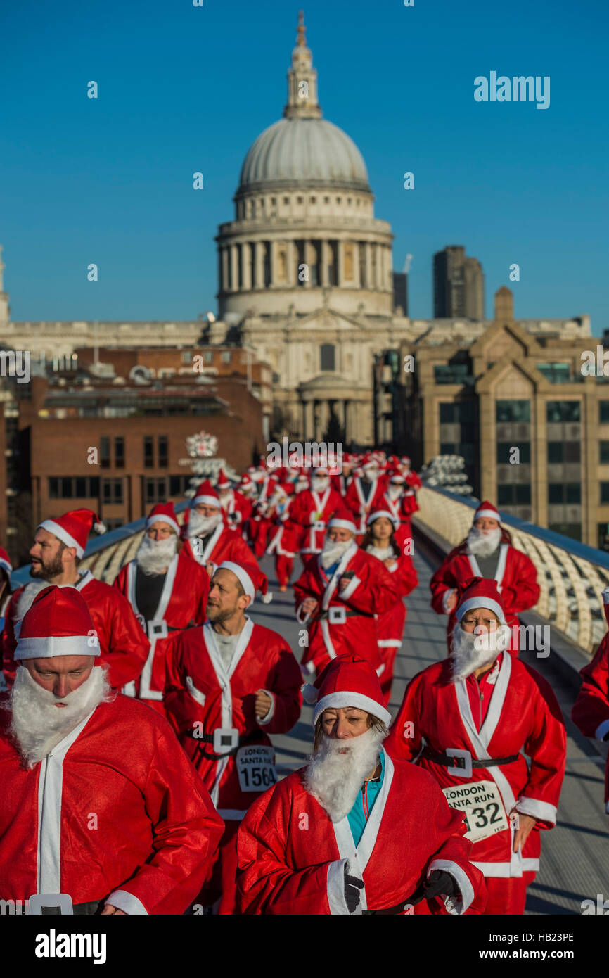 Santa london race hi-res stock photography and images - Alamy