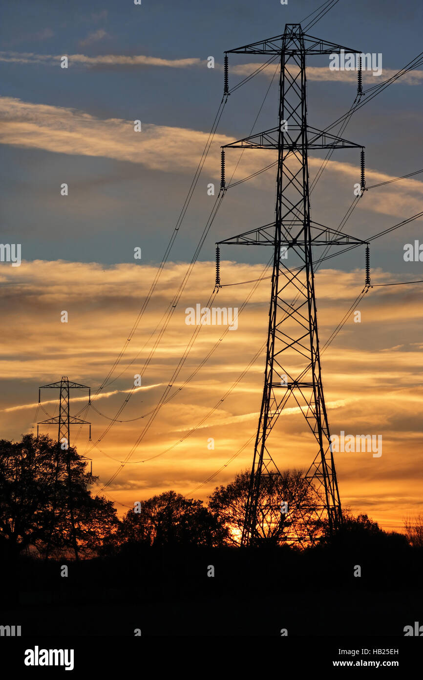 Tolworth, Surrey, UK. 4th December 2016. Electricity pylons in ...