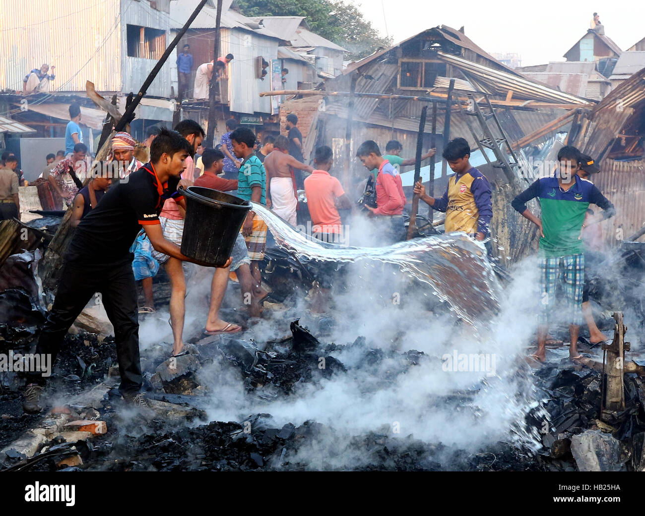 Bangladesh dhaka slum fire hi-res stock photography and images - Alamy