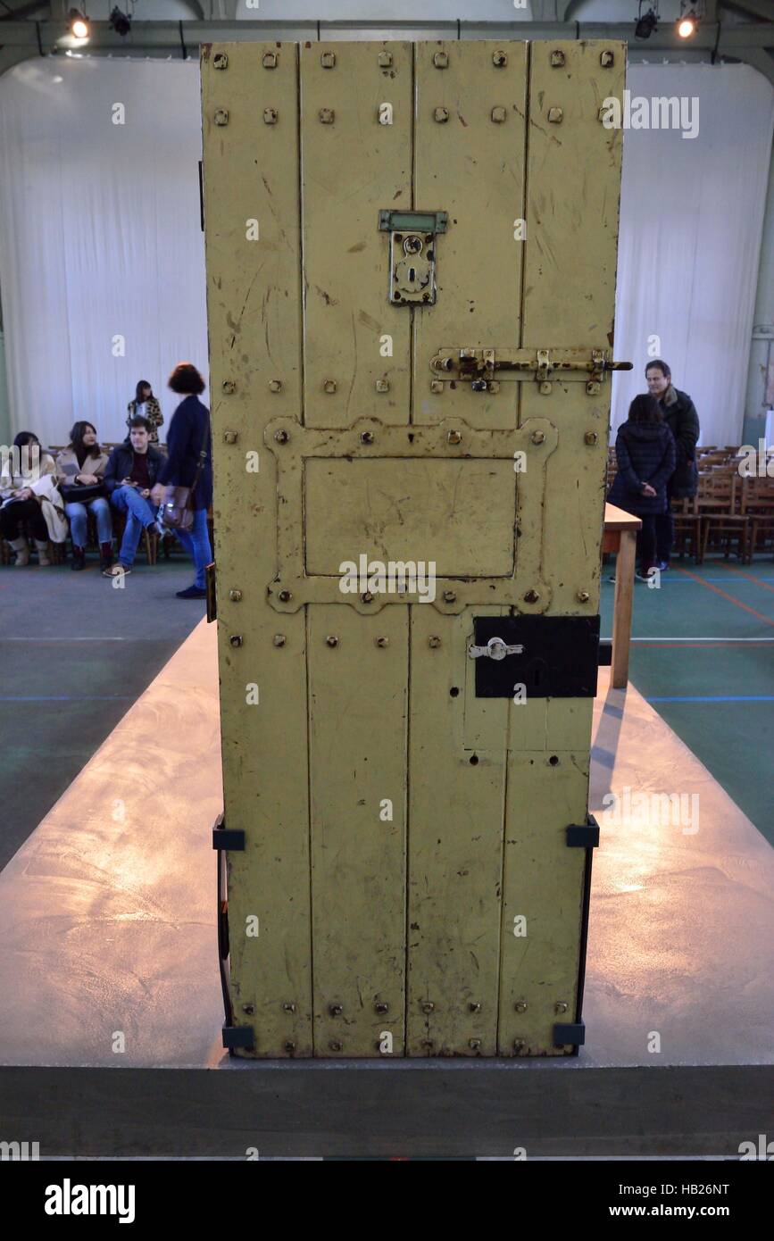 Oscar wildes prison cell hi-res stock photography and images - Alamy