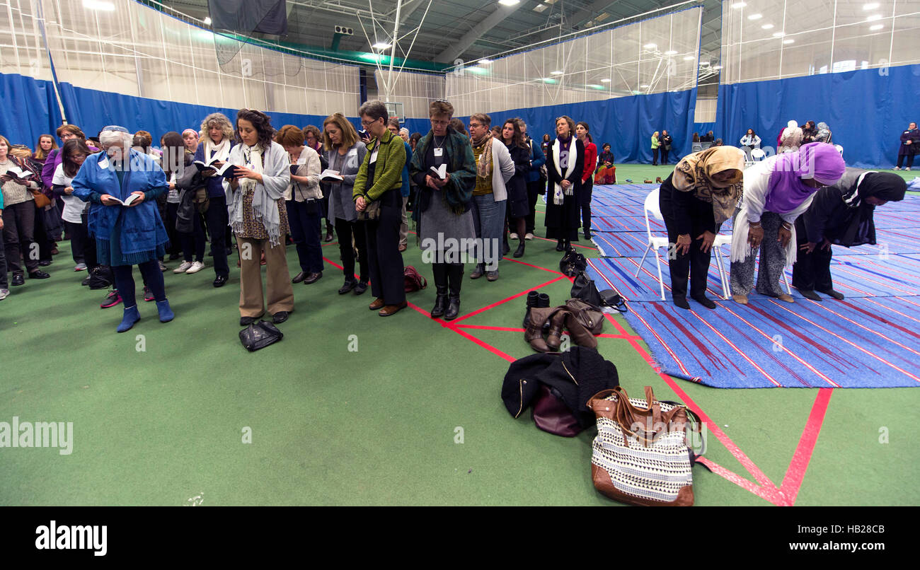 Two women bowing hi-res stock photography and images - Alamy