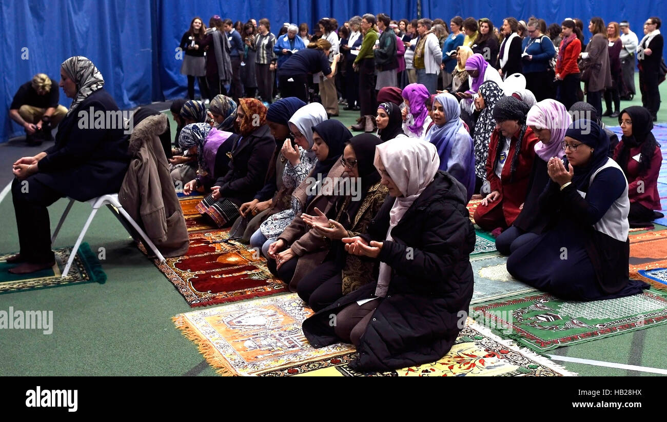 Two women kneeling to pray hi-res stock photography and images - Alamy