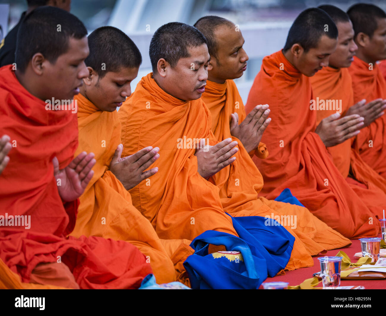 Bangkok, Bangkok, Thailand. 5th Dec, 2016. Buddhist monks on Bhumibol ...