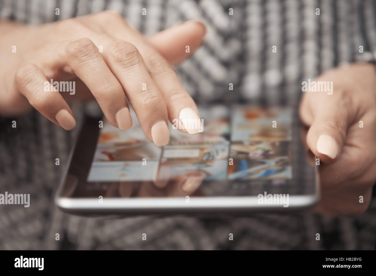 Tablet user hi-res stock photography and images - Alamy
