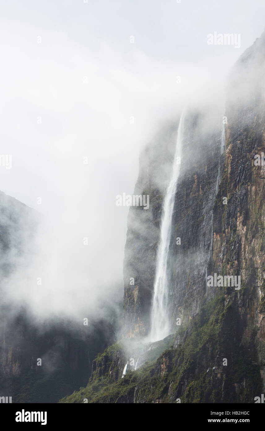 Kukenan tepui waterfall hi-res stock photography and images - Alamy
