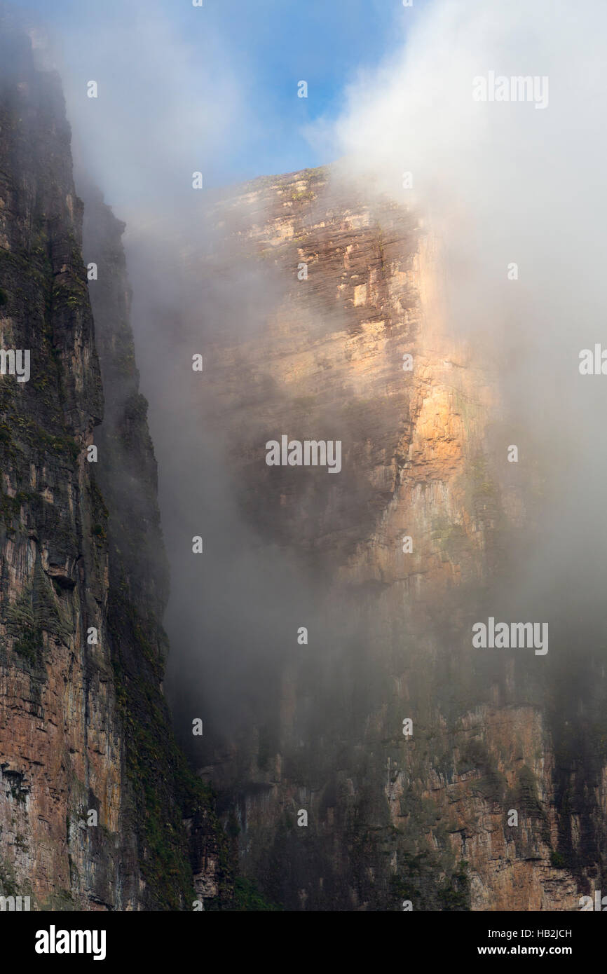 Clouds at Kukenan tepui or Mount Roraima. Venezuela Stock Photo - Alamy
