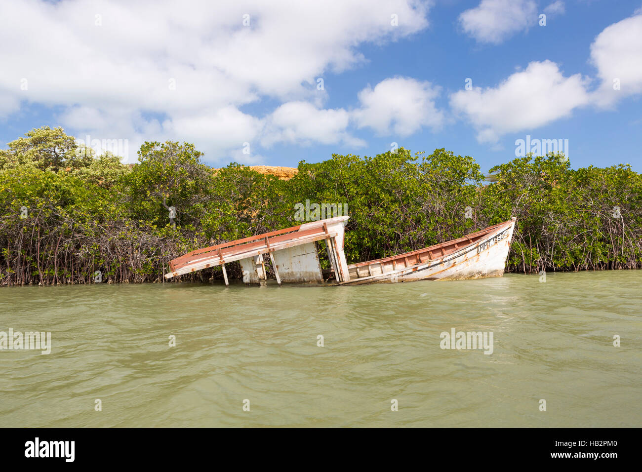 Boat sinking hi-res stock photography and images - Alamy
