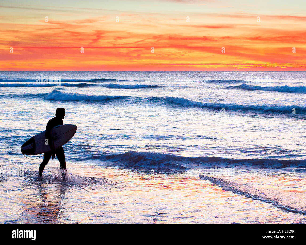 Silhouette surfer hi-res stock photography and images - Alamy