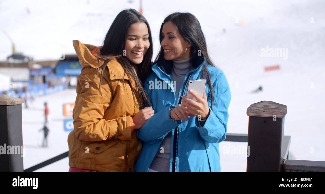 Girls checking phone hi-res stock photography and images - Alamy