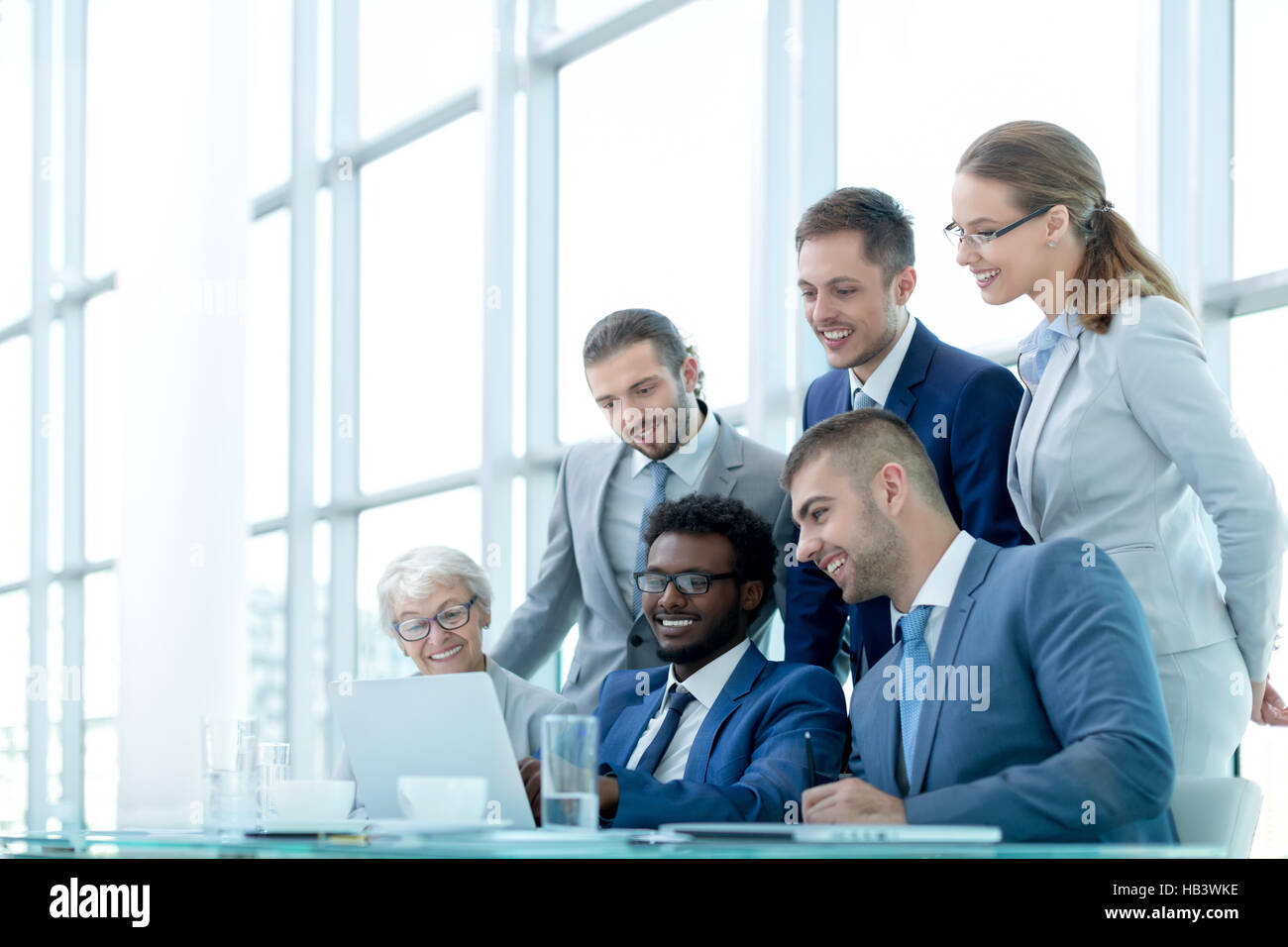 Elderly people working hi-res stock photography and images - Alamy