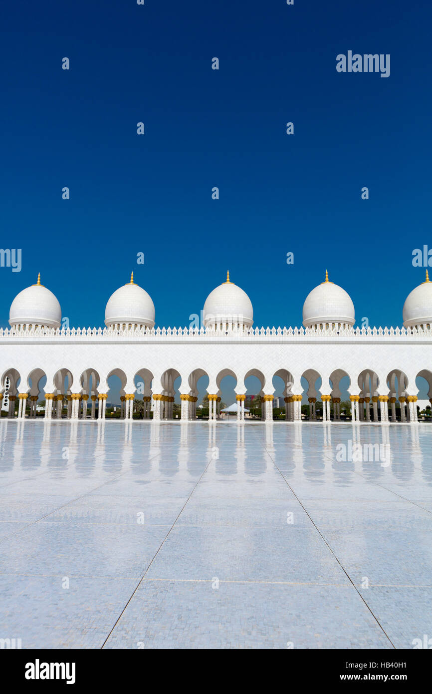 Sheikh Zayed Mosque in Abu Dhabi Stock Photo - Alamy