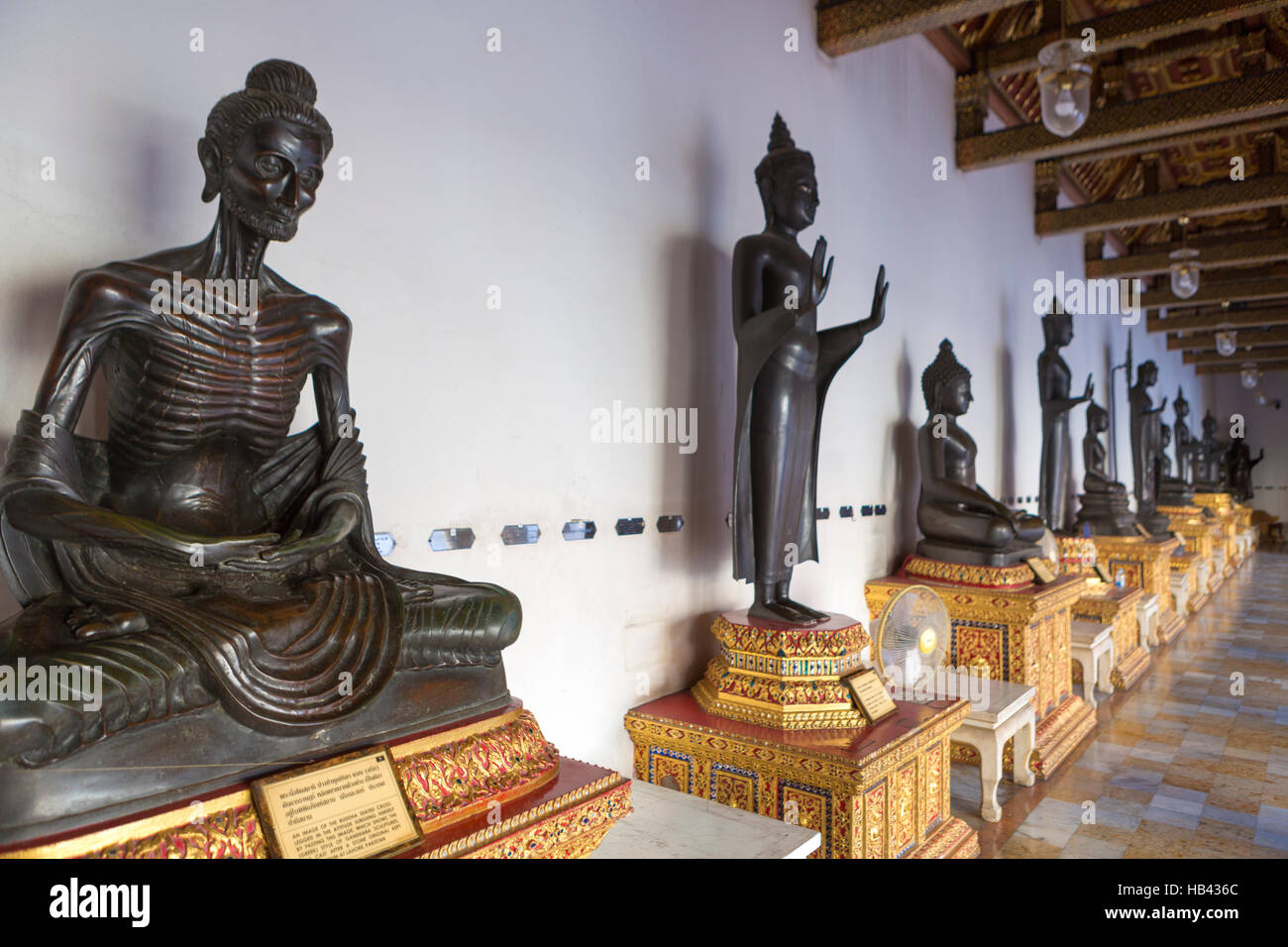Monk praying gold buddha statue hi-res stock photography and images - Alamy