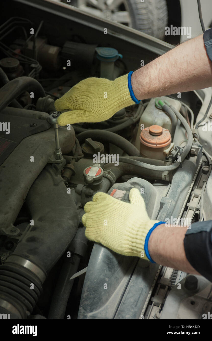 Man repairing car body hi-res stock photography and images - Alamy