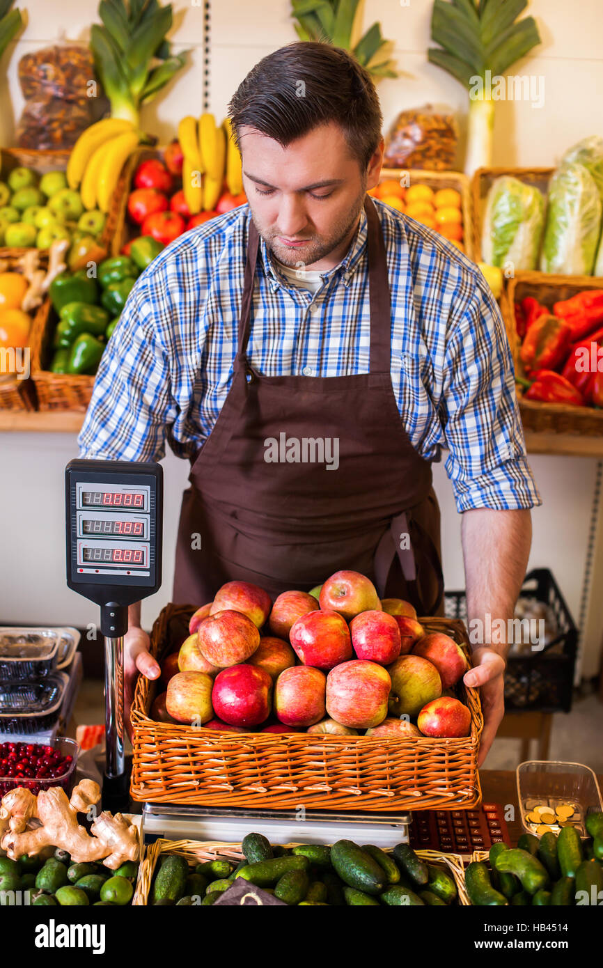 Man holding a box of vegetables hi-res stock photography and images - Alamy