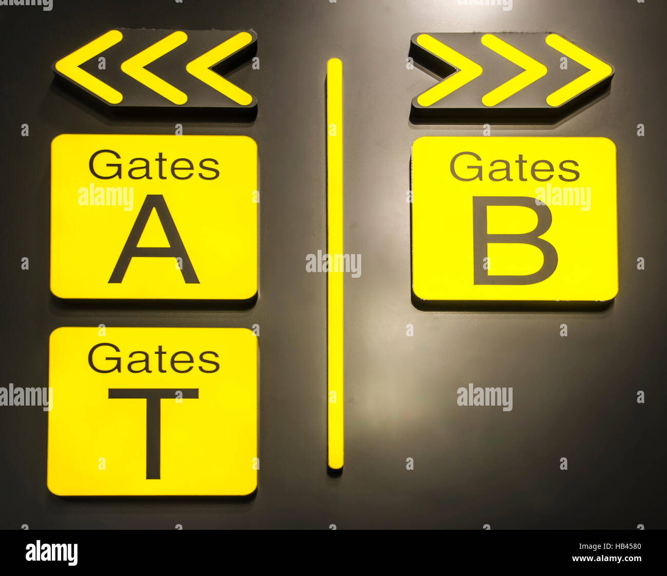 Airport sign gates arrow hi-res stock photography and images - Alamy