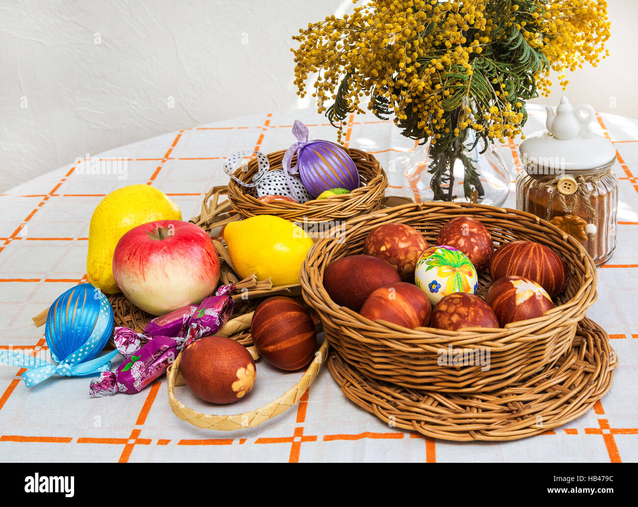Group easter eggs flowers hi-res stock photography and images - Alamy