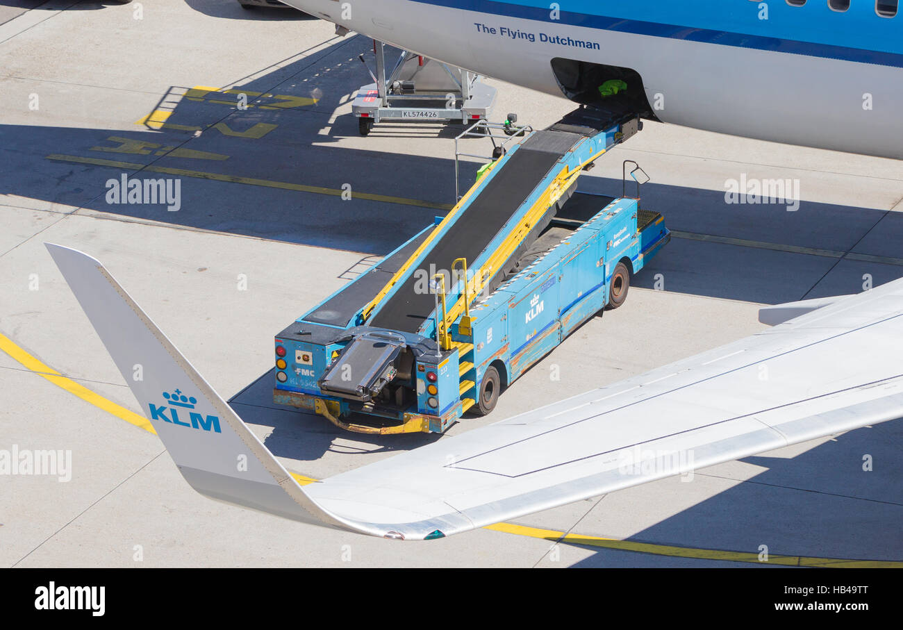 Airplane loading luggage schiphol amsterdam hi-res stock photography ...