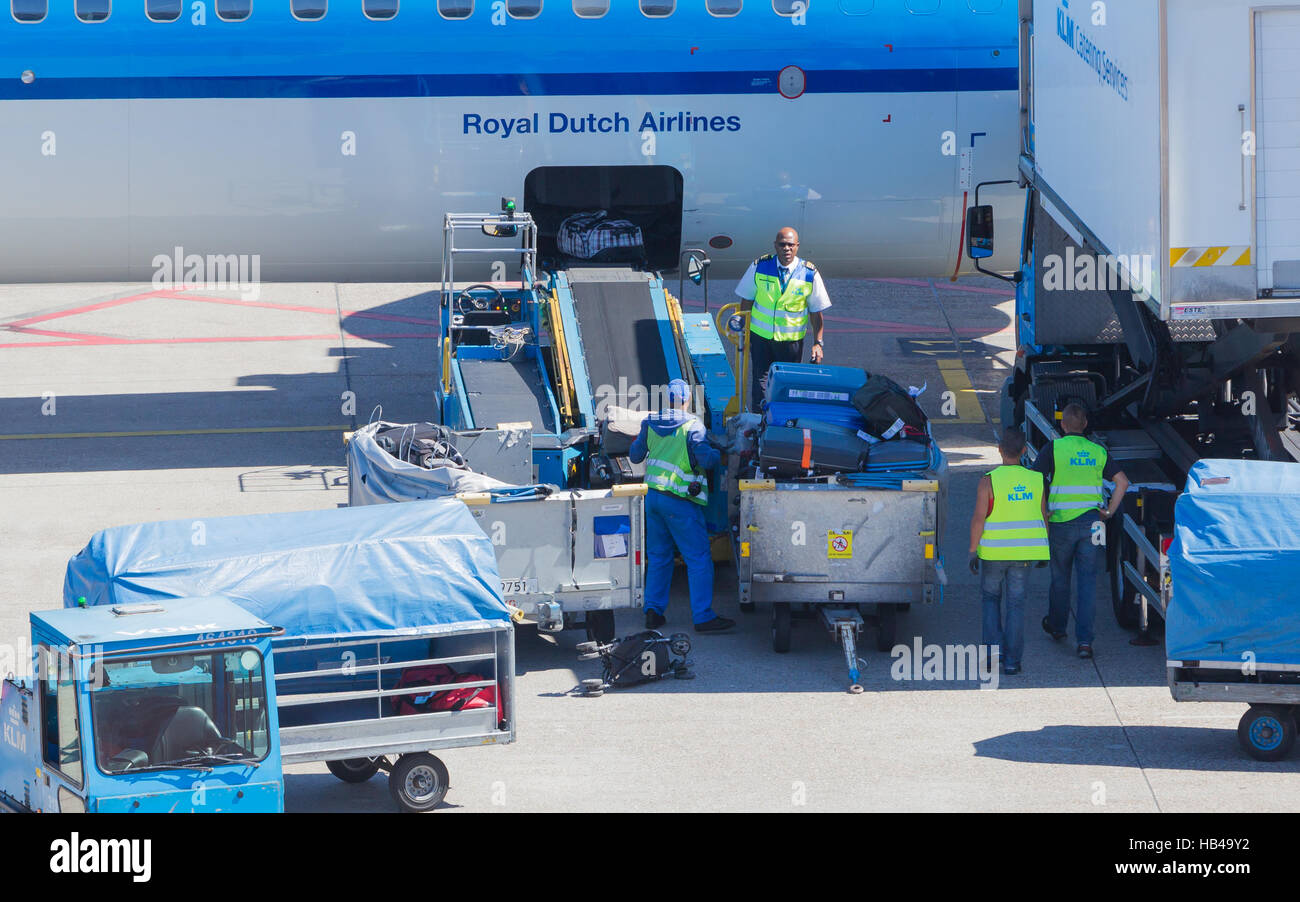 Airplane loading luggage schiphol amsterdam hi-res stock photography ...