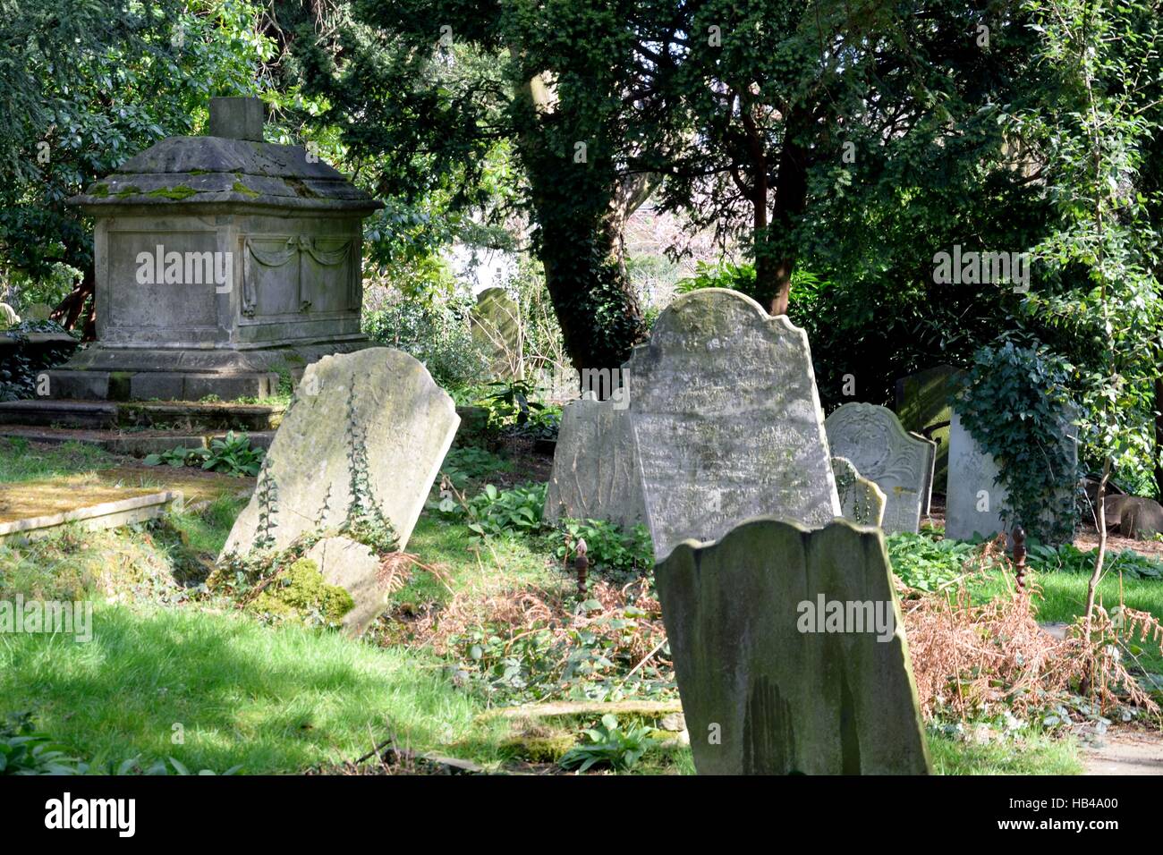 English graveyard hi-res stock photography and images - Alamy