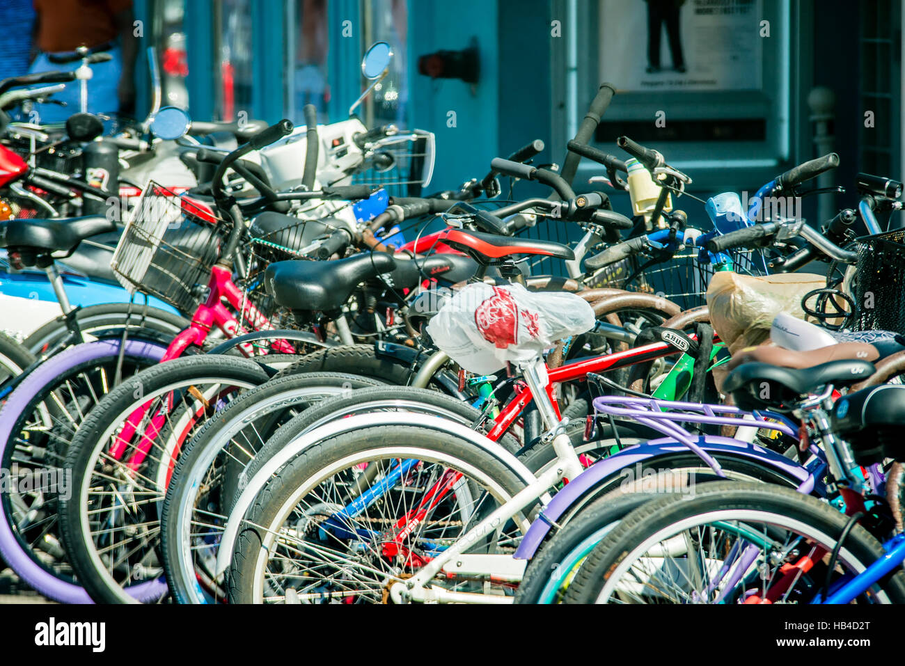 Bikes with baskets hi-res stock photography and images - Alamy