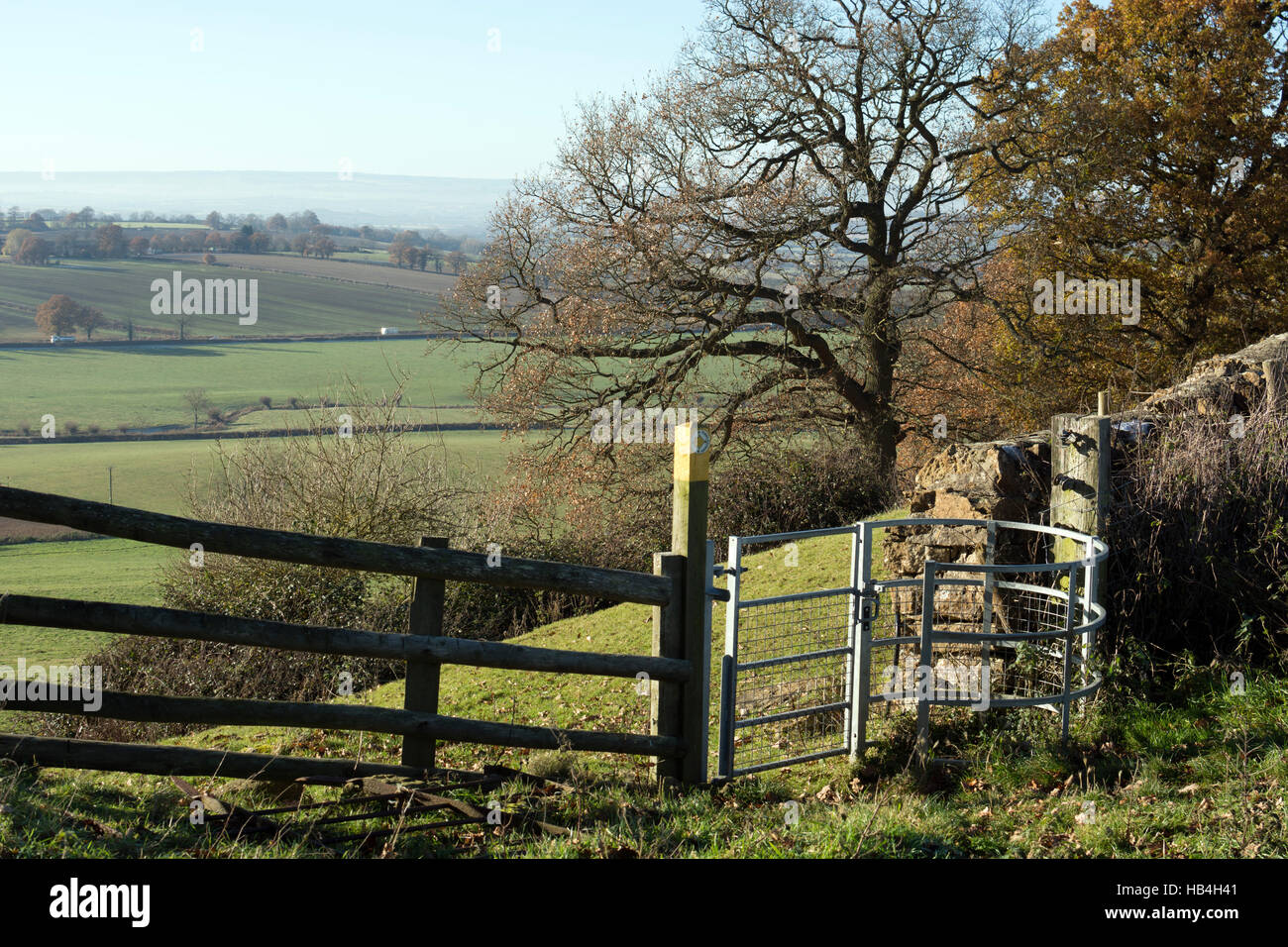 Footpath gate hi-res stock photography and images - Alamy