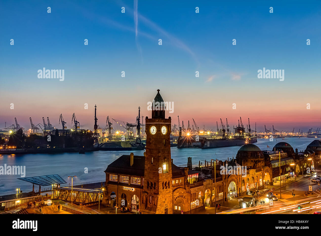 Night view port hamburg hi-res stock photography and images - Alamy