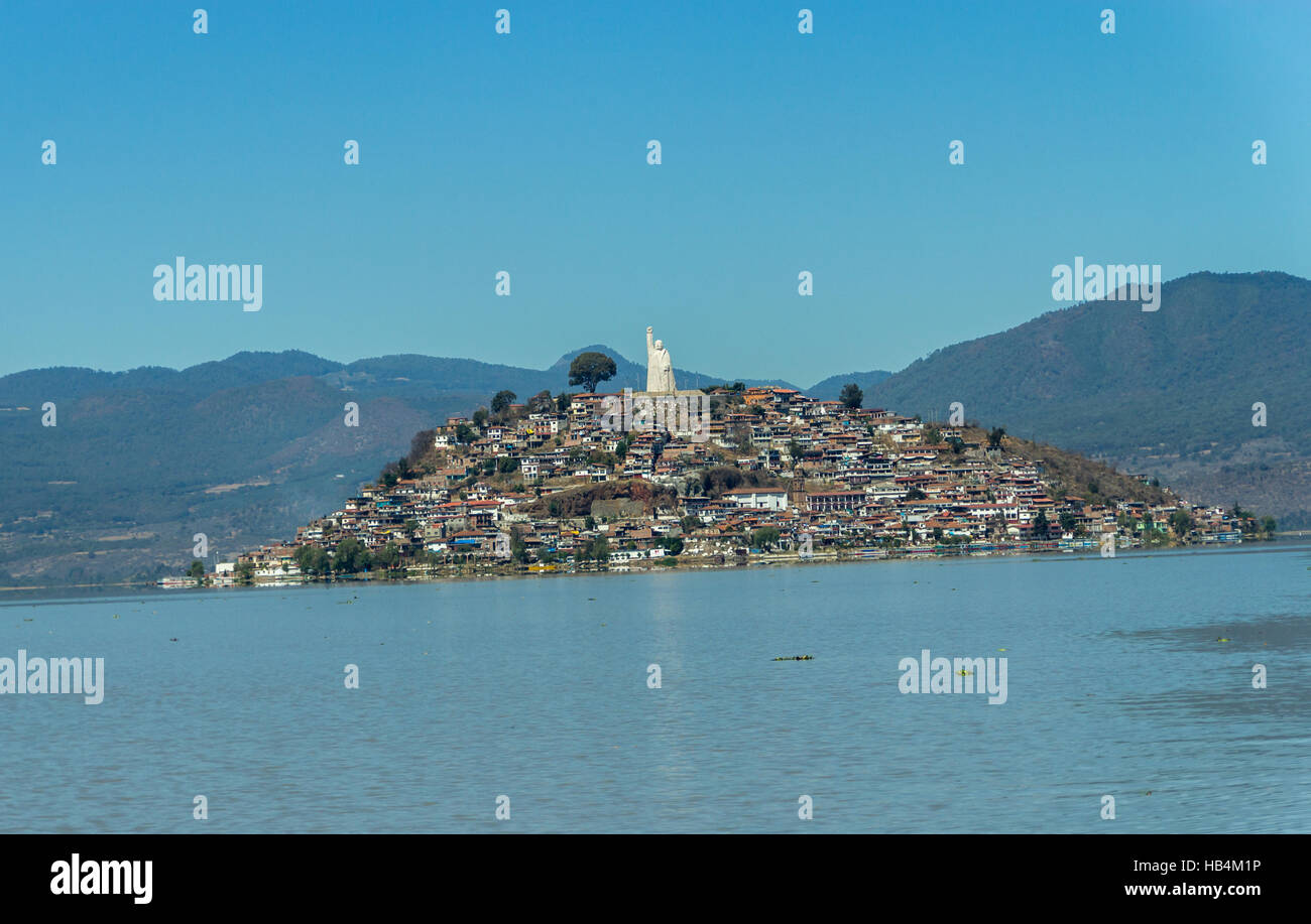 Mexico island janitzio patzcuaro lake hi-res stock photography and ...