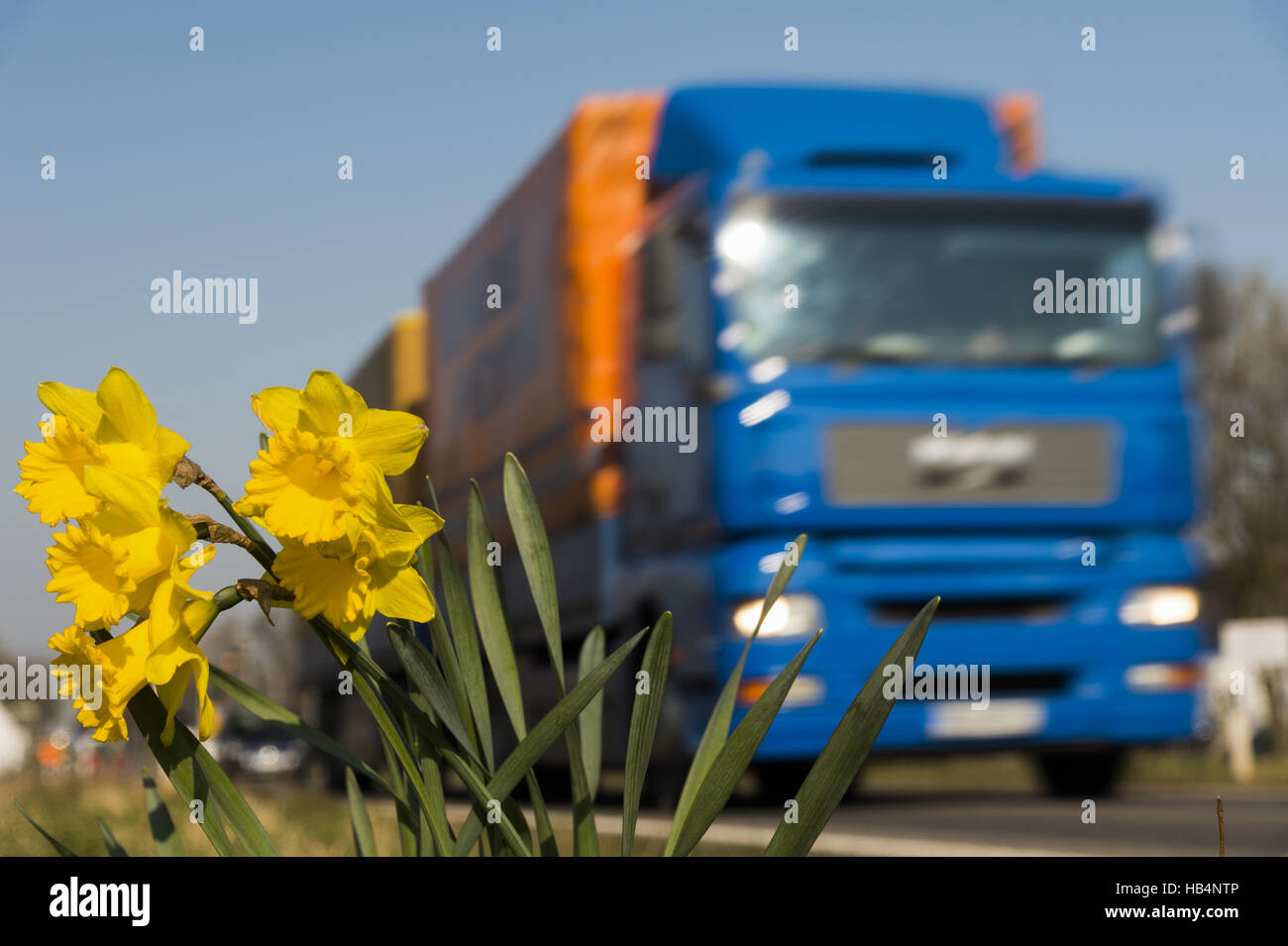 Blauer lkw hi-res stock photography and images - Alamy