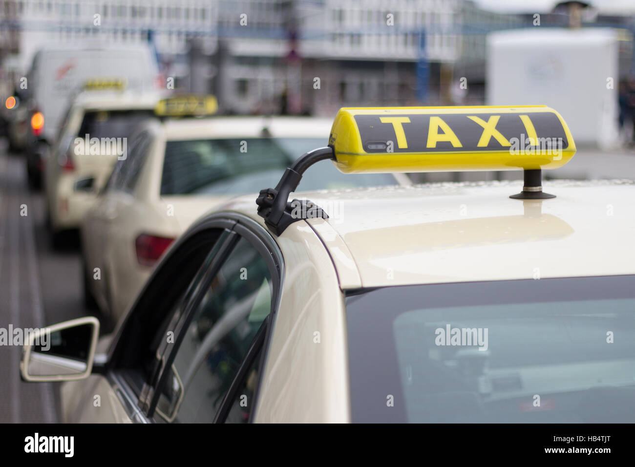 Cars taxi sign hi-res stock photography and images - Alamy