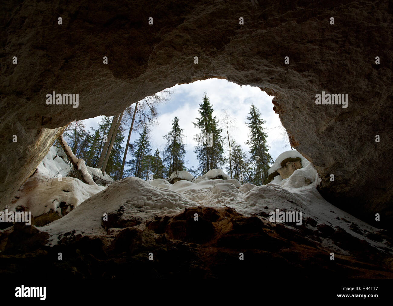 entrance to the cave Stock Photo - Alamy
