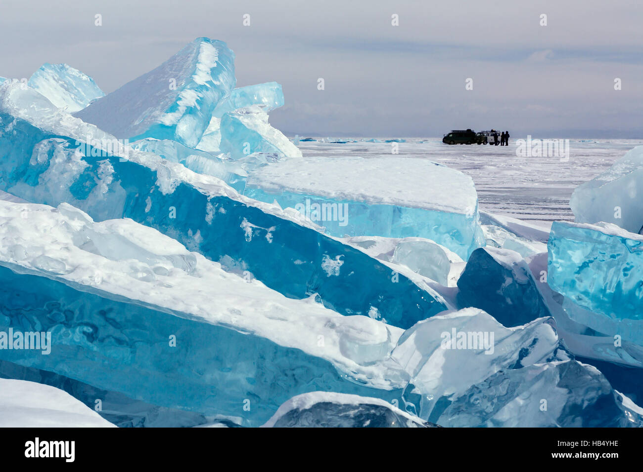 Expedition of people and cars in the ice Stock Photo - Alamy