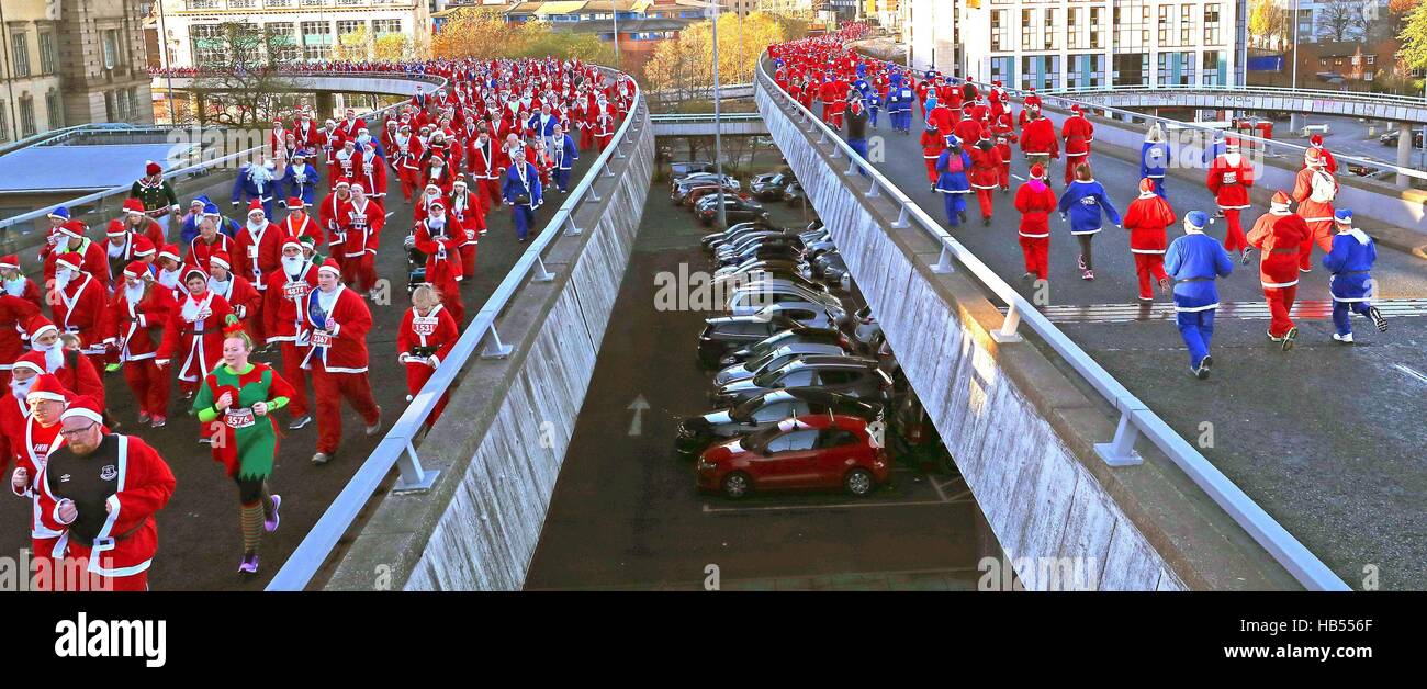 Runners dressed santa claus hi-res stock photography and images - Alamy
