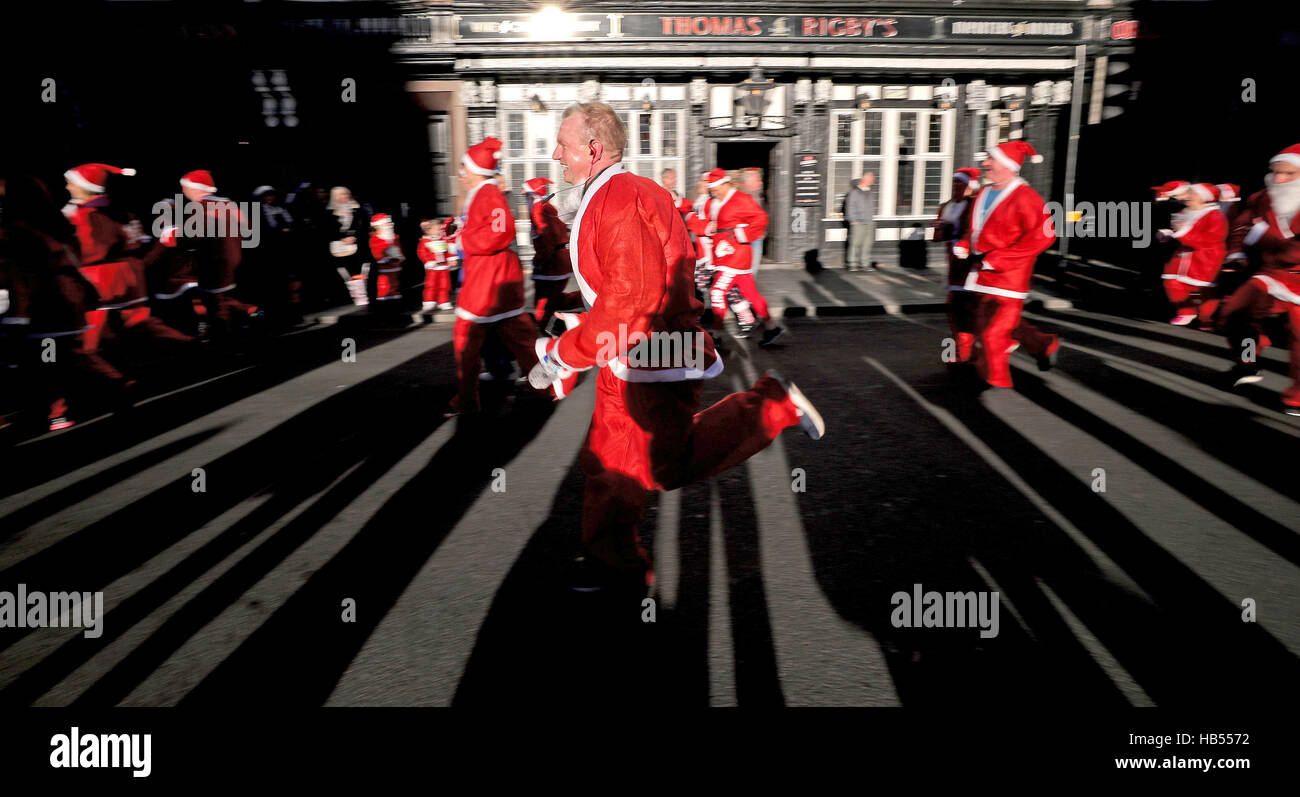 Runners dressed santa claus hi-res stock photography and images - Alamy
