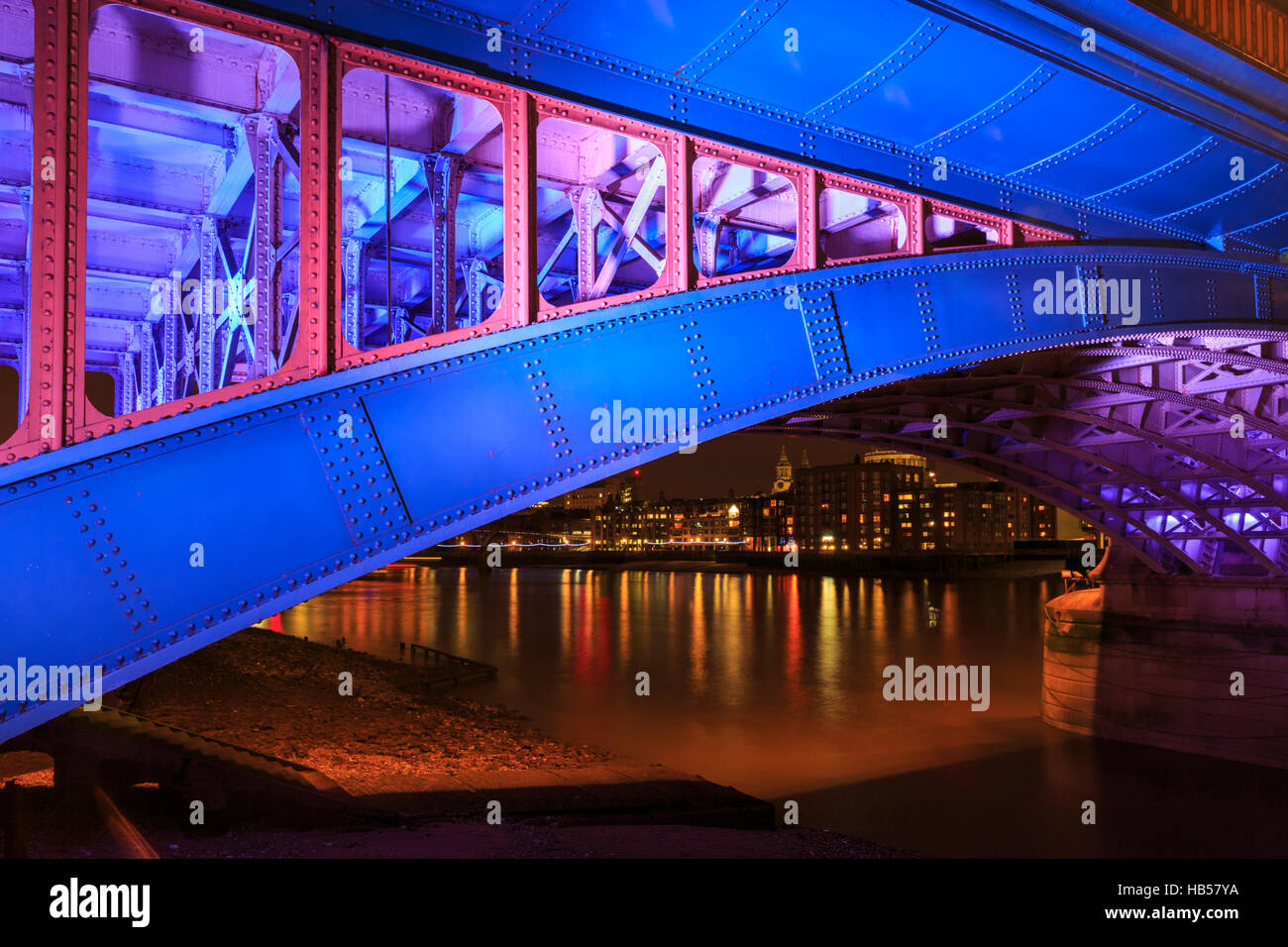Bridges bridge london night lights hi-res stock photography and images ...