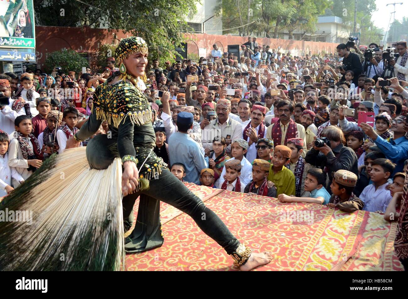 Sindhi dance hi-res stock photography and images - Alamy