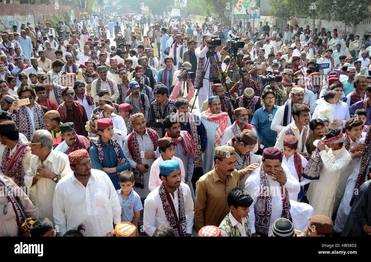 Hyderabad, Pakistan. 04th Dec, 2016. A large number of peoples ...