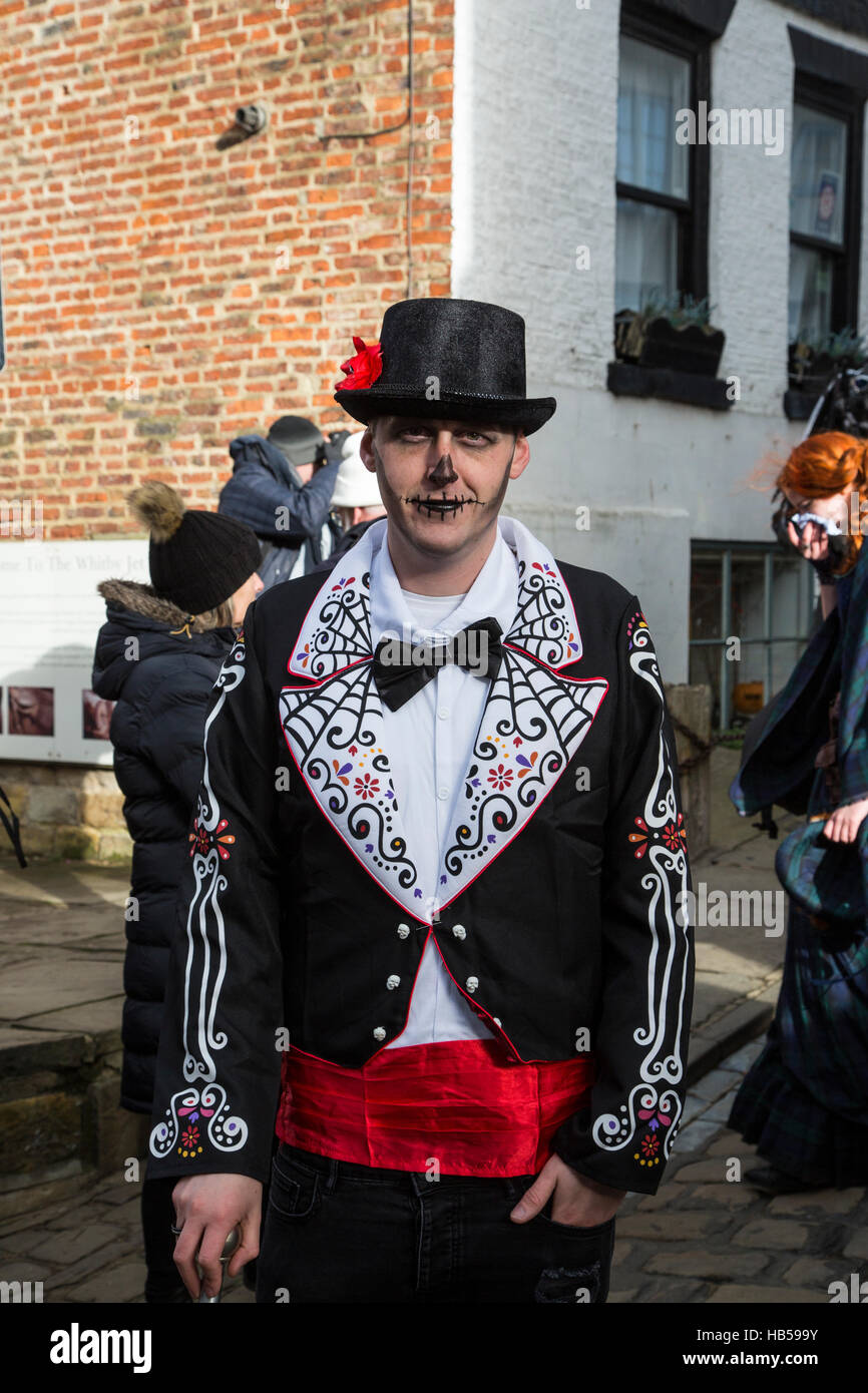 2016 Whitby Goth Weekend Stock Photo - Alamy