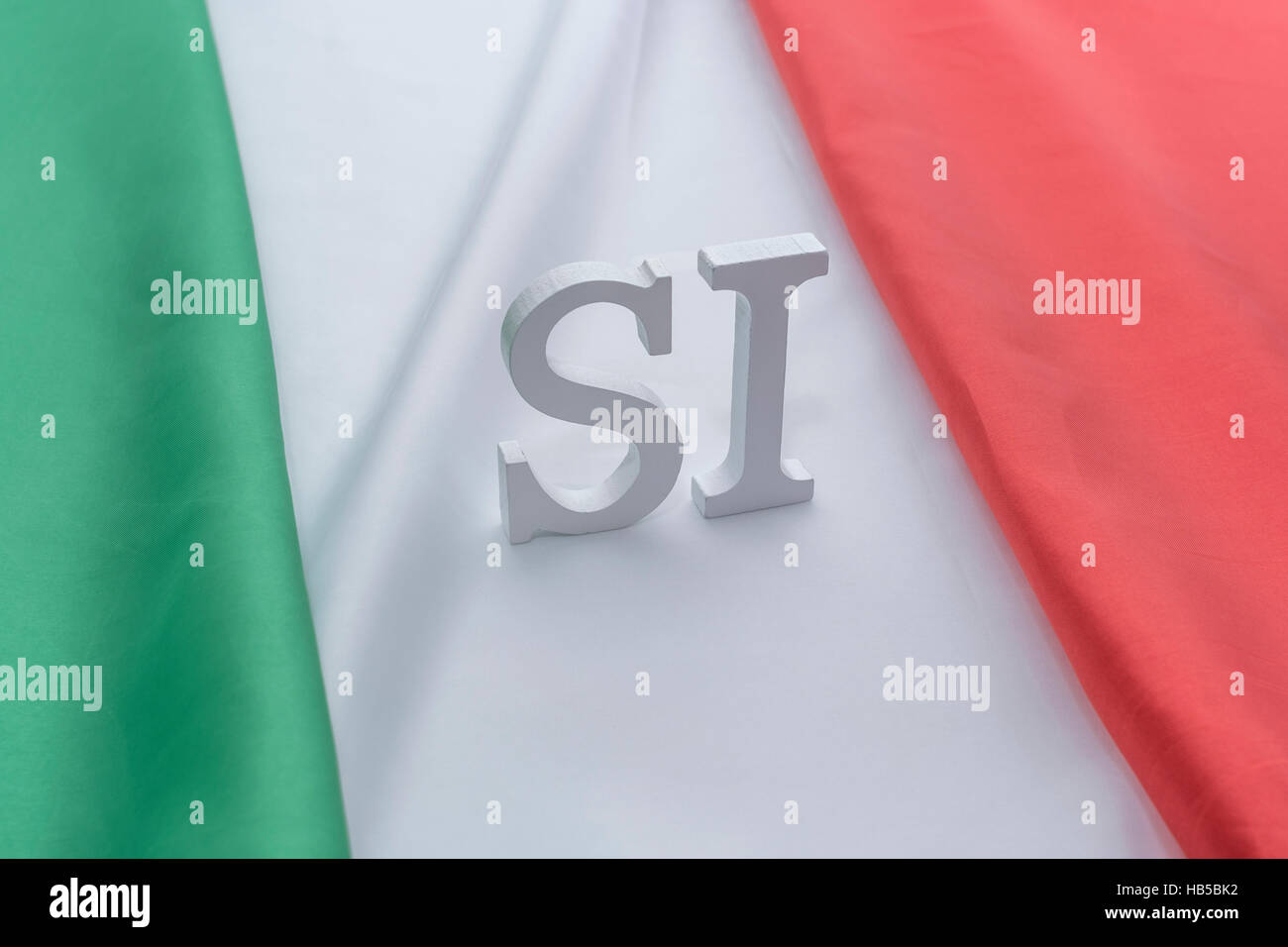 Italian tricolor flag with the word Si - as metaphor for the Renzi ...