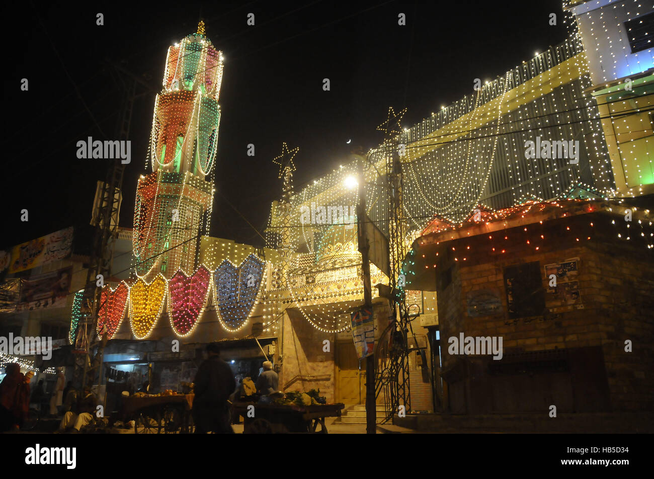 Rawalpindi, Pakistan. 04th Dec, 2016. Illuminated view of Mosque and ...