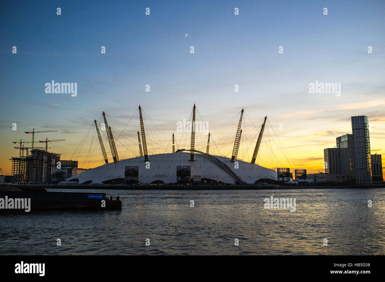 London, UK. 04th Dec, 2016. The Sunset on The O2 and the docks pictured ...