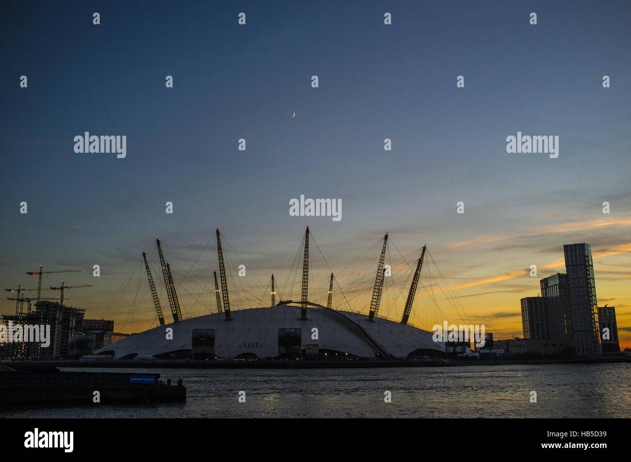 London, UK. 04th Dec, 2016. The Sunset on The O2 and the docks pictured ...