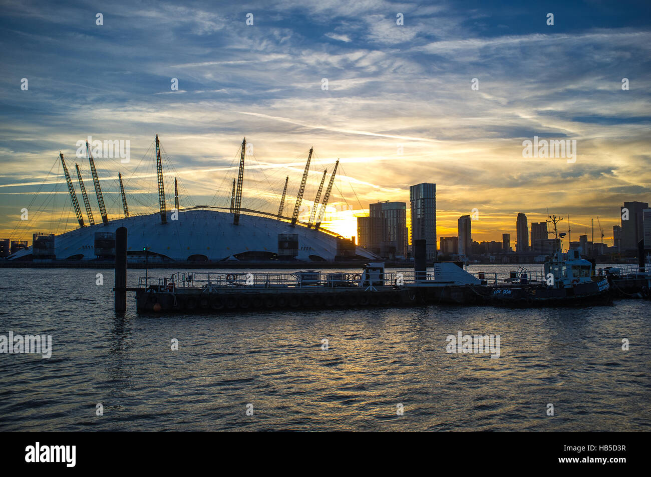 London, UK. 04th Dec, 2016. The Sunset on The O2 and the docks pictured ...