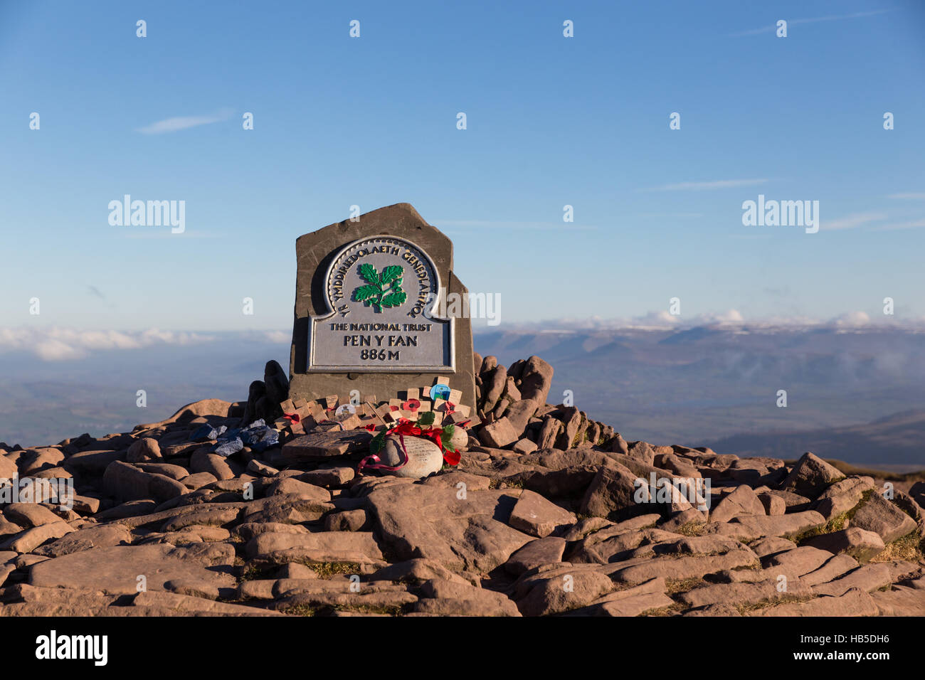 Mountain summit plaque hi-res stock photography and images - Alamy