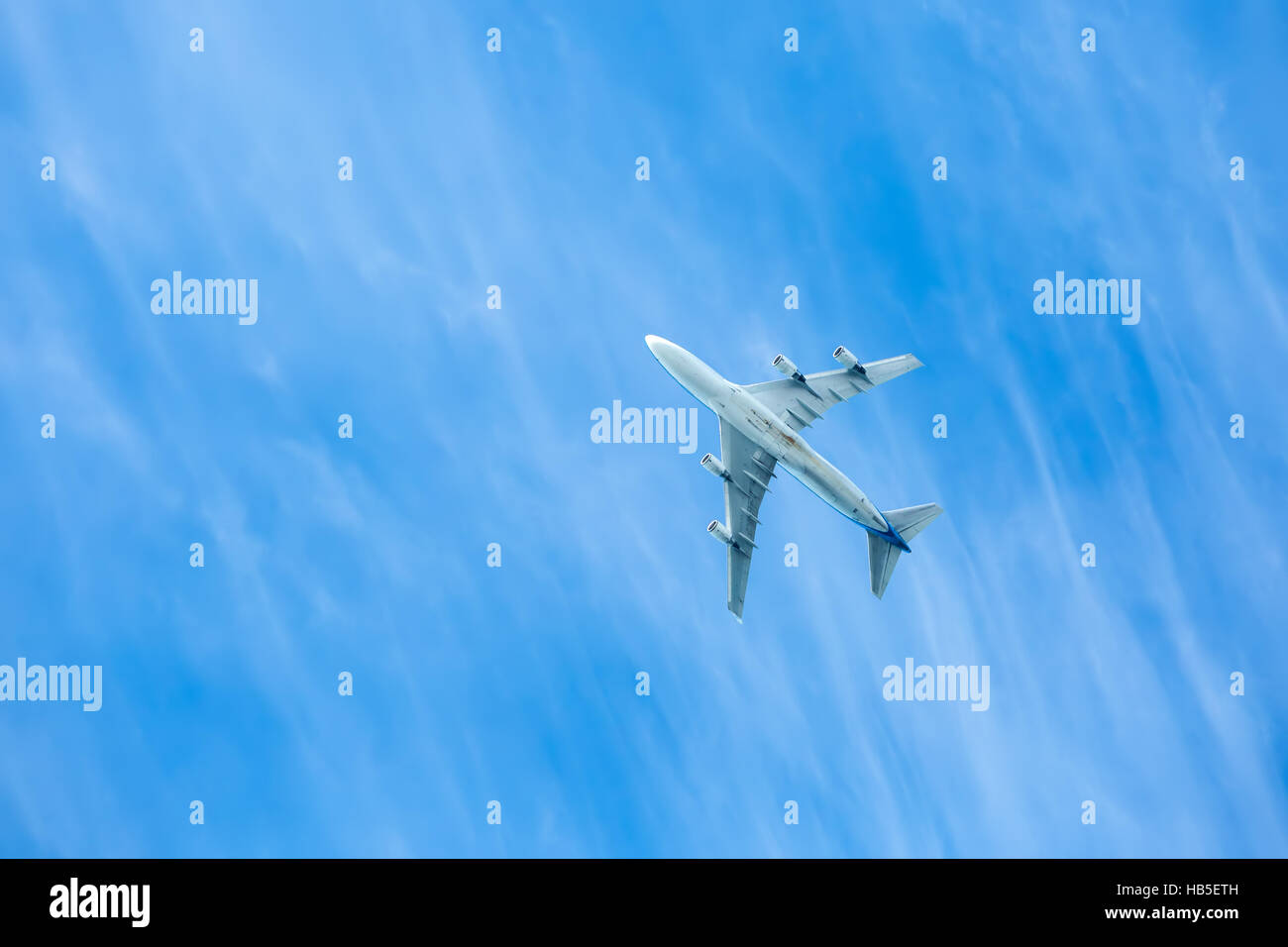 Airplane low angle view hi-res stock photography and images - Alamy