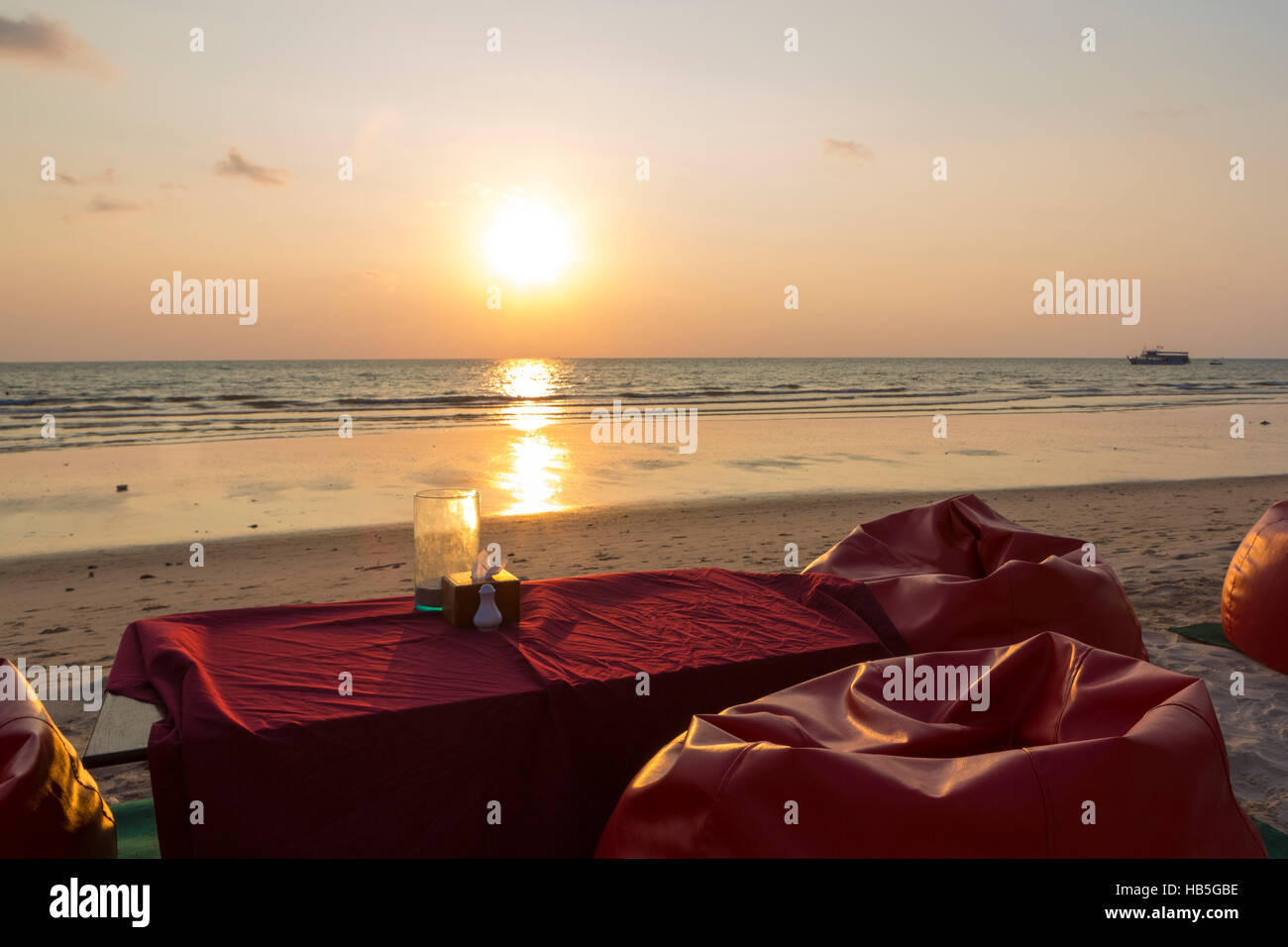 Romantic beach setting hi-res stock photography and images - Alamy