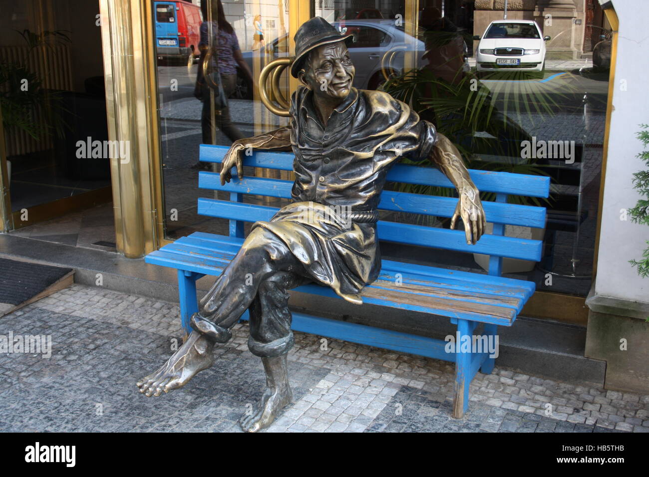 Man on bench sculpture hi-res stock photography and images - Alamy
