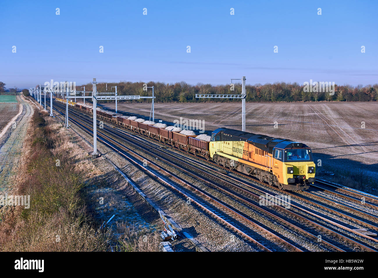 70807 heads through Denchworth with 6M50 07:55 Westbury to Bescot on ...