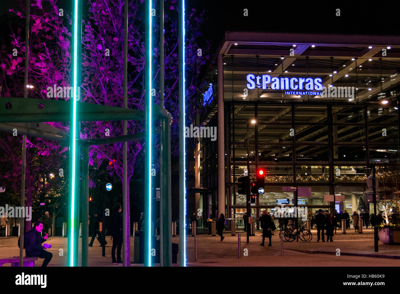 Kings cross square london hi-res stock photography and images - Alamy